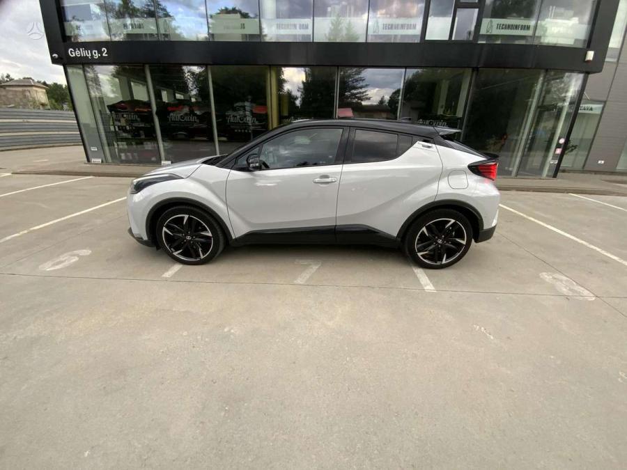 Grey Toyota C-HR 2022 in Vilnius, with an engine capacity of 1.99 L and mileage of 66 thousand km for 24950 €, photo 4 on AUTOMOTO.COM.LV