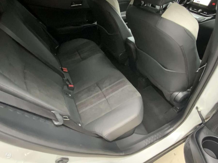 Grey Toyota C-HR 2022 in Vilnius, with an engine capacity of 1.99 L and mileage of 66 thousand km for 24950 €, photo 14 on AUTOMOTO.COM.LV