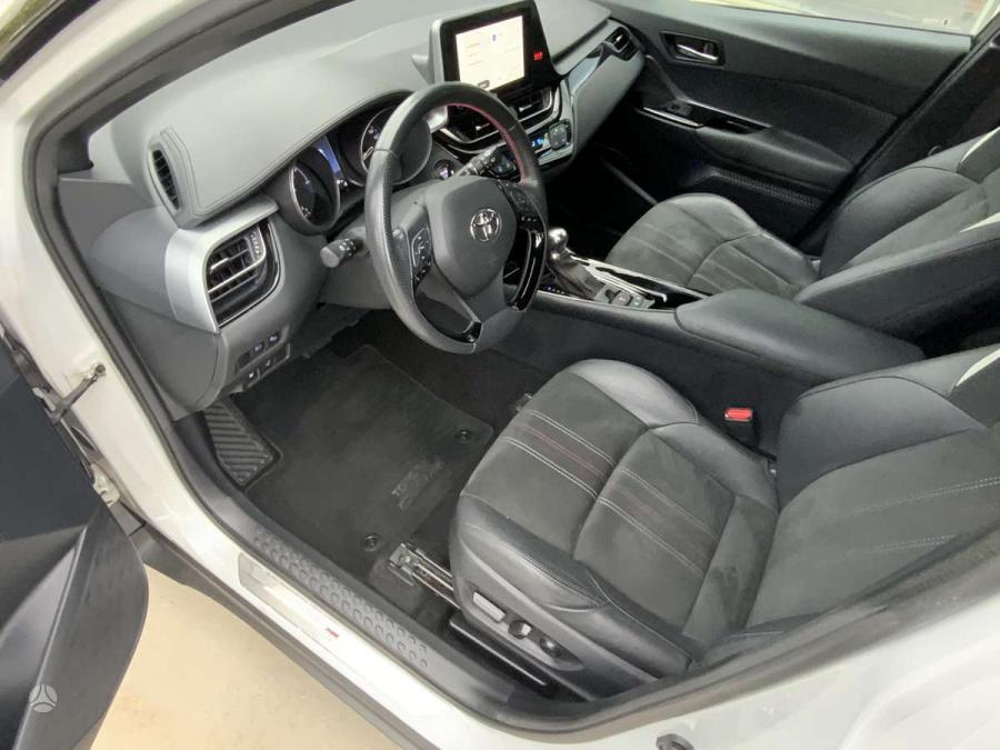 Grey Toyota C-HR 2022 in Vilnius, with an engine capacity of 1.99 L and mileage of 66 thousand km for 24950 €, photo 16 on AUTOMOTO.COM.LV