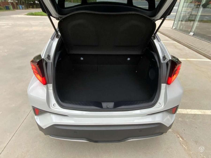 Grey Toyota C-HR 2022 in Vilnius, with an engine capacity of 1.99 L and mileage of 66 thousand km for 24950 €, photo 27 on AUTOMOTO.COM.LV