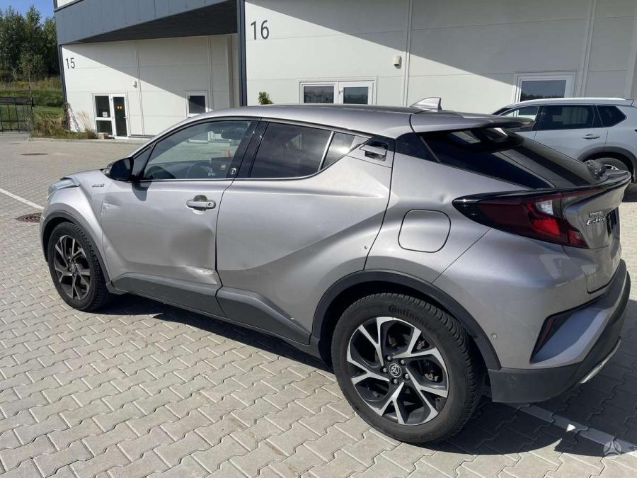 Серый Тойота C-HR 2022 в Вильнюс, объемом двигателя 2.00 л и пробегом 130 тыс. км за 12999 €, фото 4 на AUTOMOTO.COM.LV