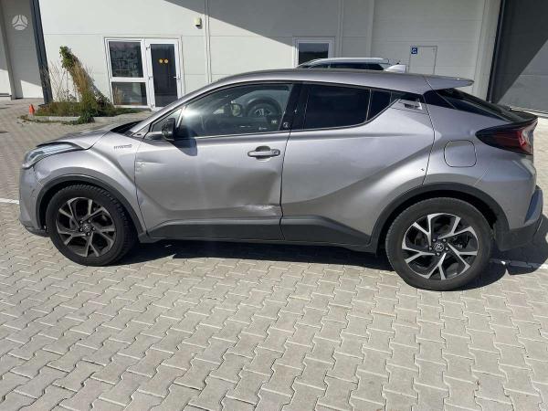 Grey Toyota C-HR 2022 in Vilnius, with an engine capacity of 2.00 L and mileage of 130 thousand km for 12999 €, photo 5 on AUTOMOTO.COM.LV