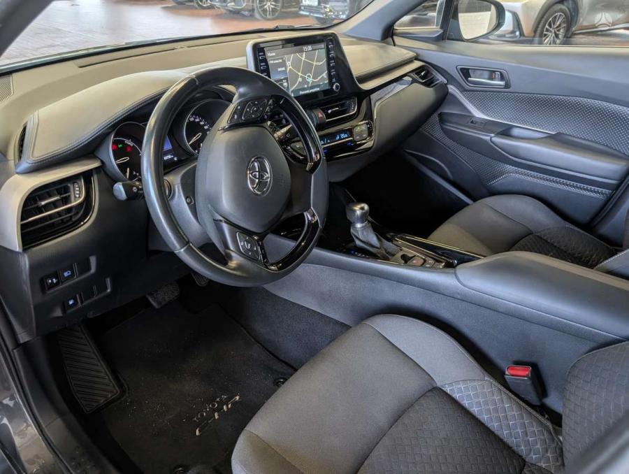 Pelēks Toyota C-HR 2022 Kauņa, ar dzinēja tilpumu 1.80 L un nobraukumu 70 tūkst. km par 20900 €, foto 8 vietnē AUTOMOTO.COM.LV