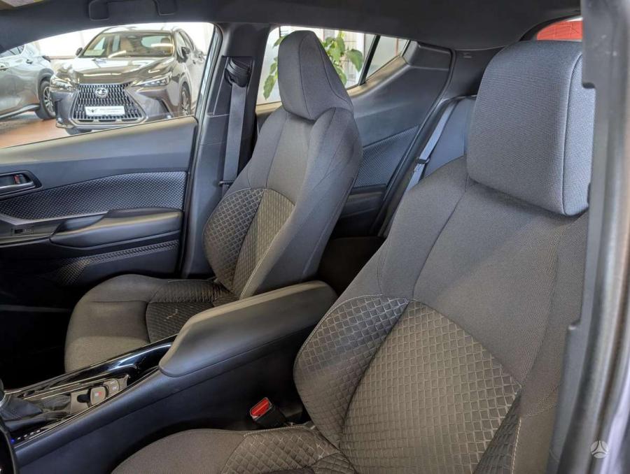 Pelēks Toyota C-HR 2022 Kauņa, ar dzinēja tilpumu 1.80 L un nobraukumu 70 tūkst. km par 20900 €, foto 9 vietnē AUTOMOTO.COM.LV