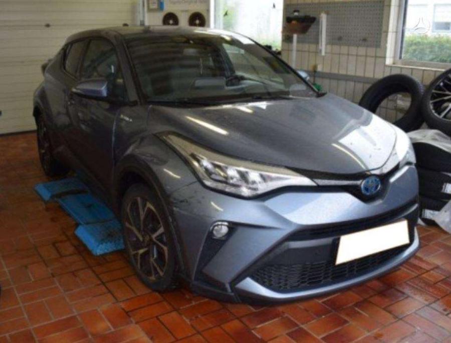 Серый Тойота C-HR 2022 в Шяуляй, объемом двигателя 1.80 л и пробегом 73 тыс. км за 18900 €, фото 3 на AUTOMOTO.COM.LV