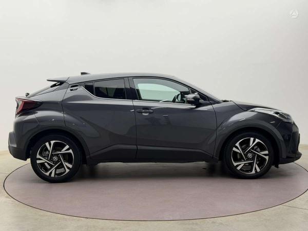 Серый Тойота C-HR 2022 в Паневежис, объемом двигателя 1.99 л и пробегом 94 тыс. км за 22790 €, фото 5 на AUTOMOTO.COM.LV