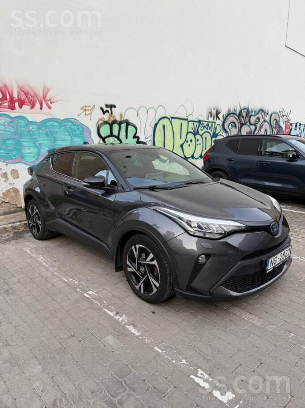 Toyota C-HR 2022 in Riga on AUTOMOTO.COM.LV Grey Toyota C-HR 2022 in Riga, with an engine capacity of 1.80 L and mileage of 60 thousand km for 23990 €, photo 1 on AUTOMOTO.COM.LV