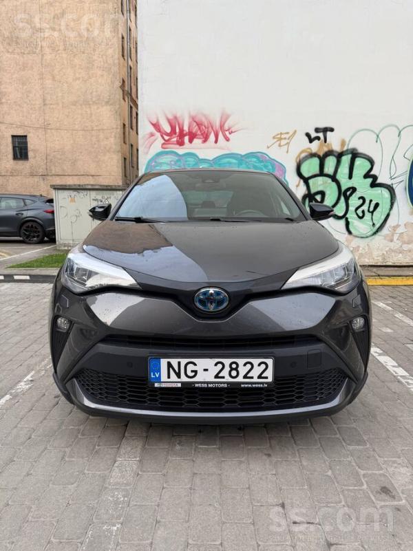 Toyota C-HR 2022 in Riga on AUTOMOTO.COM.LV Grey Toyota C-HR 2022 in Riga, with an engine capacity of 1.80 L and mileage of 60 thousand km for 23990 €, photo 3 on AUTOMOTO.COM.LV