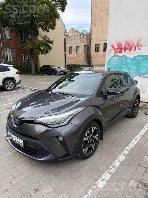 Toyota C-HR 2022 in Riga on AUTOMOTO.COM.LV Grey Toyota C-HR 2022 in Riga, with an engine capacity of 1.80 L and mileage of 60 thousand km for 23990 €, photo 4 on AUTOMOTO.COM.LV
