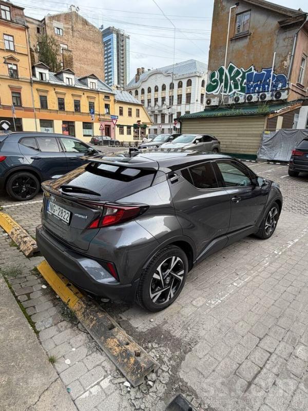 Toyota C-HR 2022 in Riga on AUTOMOTO.COM.LV Grey Toyota C-HR 2022 in Riga, with an engine capacity of 1.80 L and mileage of 60 thousand km for 23990 €, photo 6 on AUTOMOTO.COM.LV