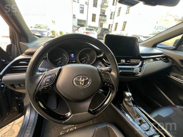 Toyota C-HR 2022 in Riga on AUTOMOTO.COM.LV Grey Toyota C-HR 2022 in Riga, with an engine capacity of 1.80 L and mileage of 60 thousand km for 23990 €, photo 7 on AUTOMOTO.COM.LV