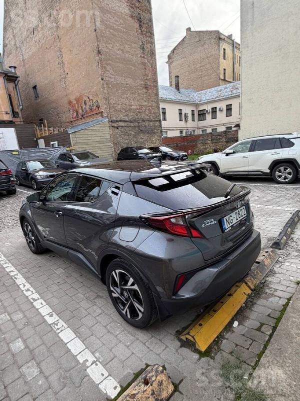 Grey Toyota C-HR 2022 in Riga, with an engine capacity of 1.80 L and mileage of 60 thousand km for 22890 €, photo 5 on AUTOMOTO.COM.LV