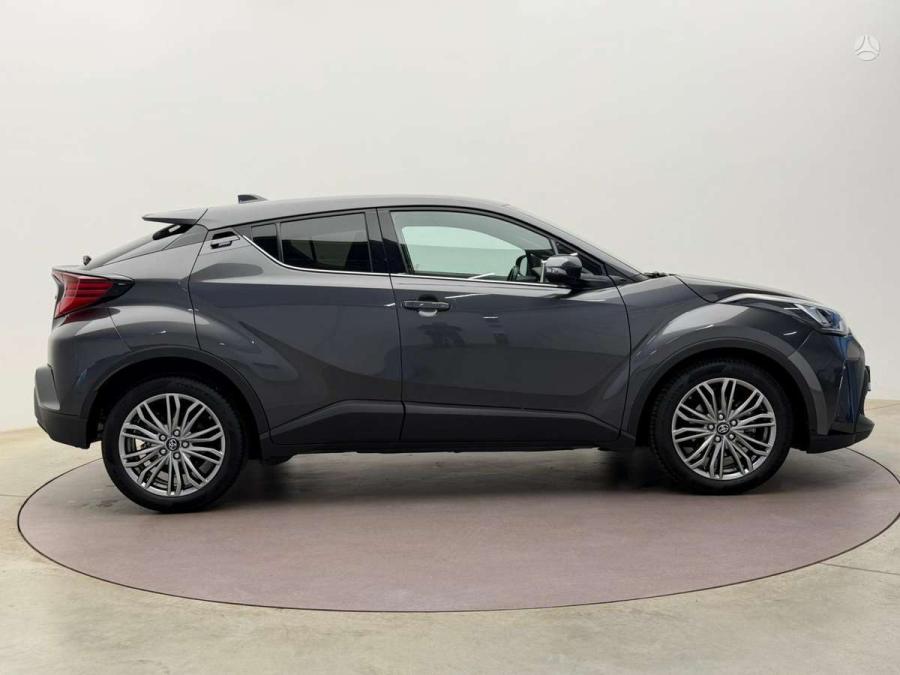 Серый Тойота C-HR 2022 в Паневежис, объемом двигателя 1.80 л и пробегом 79 тыс. км за 23990 €, фото 5 на AUTOMOTO.COM.LV