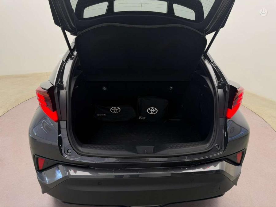 Серый Тойота C-HR 2022 в Паневежис, объемом двигателя 1.80 л и пробегом 79 тыс. км за 23990 €, фото 14 на AUTOMOTO.COM.LV