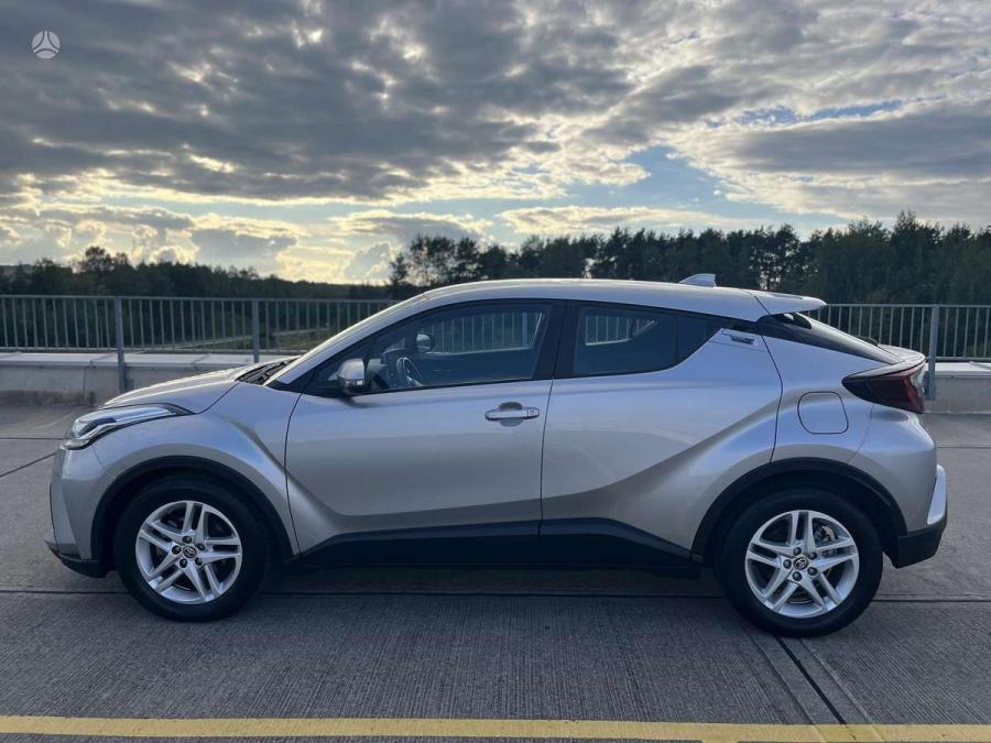 Серый Тойота C-HR 2022 в Вильнюс, объемом двигателя 1.80 л и пробегом 74 тыс. км за 20500 €, фото 5 на AUTOMOTO.COM.LV