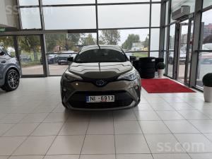 Серый Тойота C-HR 2022 в Рига, объемом двигателя 2.00 л и пробегом 75 тыс. км за 24500 €, фото 3 на AUTOMOTO.COM.LV
