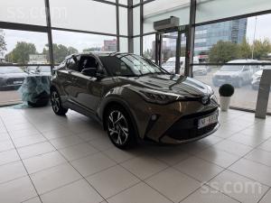 Серый Тойота C-HR 2022 в Рига, объемом двигателя 2.00 л и пробегом 75 тыс. км за 24500 €, фото 4 на AUTOMOTO.COM.LV