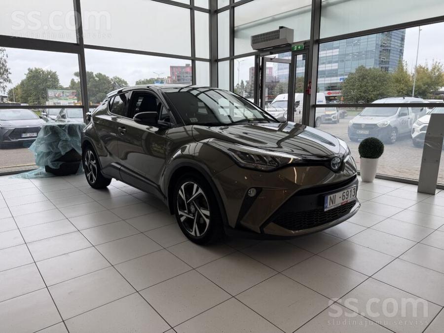 Серый Тойота C-HR 2022 в Рига, объемом двигателя 2.00 л и пробегом 75 тыс. км за 24500 €, фото 4 на AUTOMOTO.COM.LV