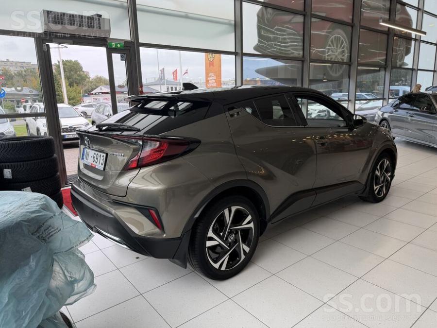 Серый Тойота C-HR 2022 в Рига, объемом двигателя 2.00 л и пробегом 75 тыс. км за 24500 €, фото 5 на AUTOMOTO.COM.LV