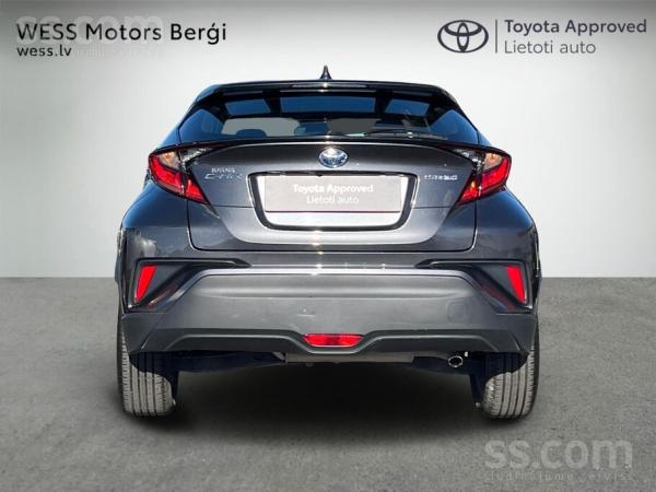 Grey Toyota C-HR 2022 in Riga, with an engine capacity of 1.80 L and mileage of 49 thousand km for 21490 €, photo 5 on AUTOMOTO.COM.LV