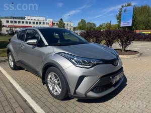 Pelēks Toyota C-HR 2023 Rīga, ar dzinēja tilpumu 1.80 L un nobraukumu 59 tūkst. km par 23450 €, foto 1 vietnē AUTOMOTO.COM.LV