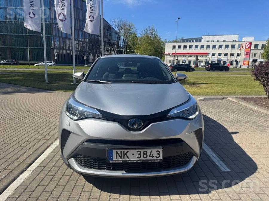 Pelēks Toyota C-HR 2023 Rīga, ar dzinēja tilpumu 1.80 L un nobraukumu 59 tūkst. km par 23450 €, foto 2 vietnē AUTOMOTO.COM.LV