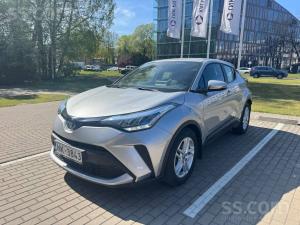 Pelēks Toyota C-HR 2023 Rīga, ar dzinēja tilpumu 1.80 L un nobraukumu 59 tūkst. km par 23450 €, foto 3 vietnē AUTOMOTO.COM.LV