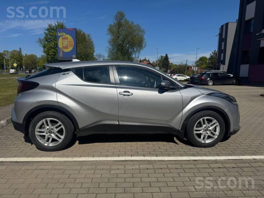 Pelēks Toyota C-HR 2023 Rīga, ar dzinēja tilpumu 1.80 L un nobraukumu 59 tūkst. km par 23450 €, foto 4 vietnē AUTOMOTO.COM.LV