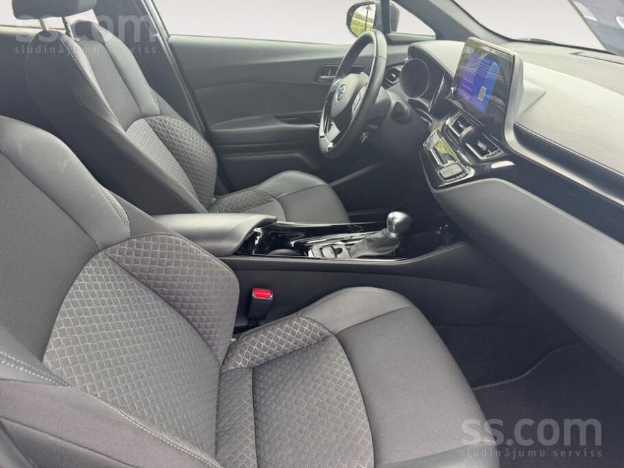 Grey Toyota C-HR 2023 in Riga, with an engine capacity of 1.80 L and mileage of 34 thousand km for 18000 €, photo 6 on AUTOMOTO.COM.LV