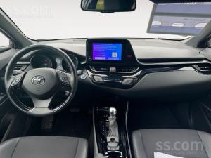 Grey Toyota C-HR 2023 in Riga, with an engine capacity of 1.80 L and mileage of 34 thousand km for 18000 €, photo 8 on AUTOMOTO.COM.LV