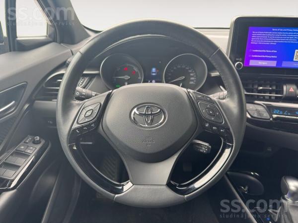 Grey Toyota C-HR 2023 in Riga, with an engine capacity of 1.80 L and mileage of 34 thousand km for 18000 €, photo 9 on AUTOMOTO.COM.LV