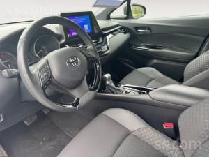 Grey Toyota C-HR 2023 in Riga, with an engine capacity of 1.80 L and mileage of 34 thousand km for 18000 €, photo 11 on AUTOMOTO.COM.LV
