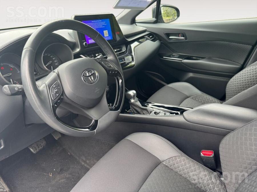 Grey Toyota C-HR 2023 in Riga, with an engine capacity of 1.80 L and mileage of 34 thousand km for 18000 €, photo 11 on AUTOMOTO.COM.LV