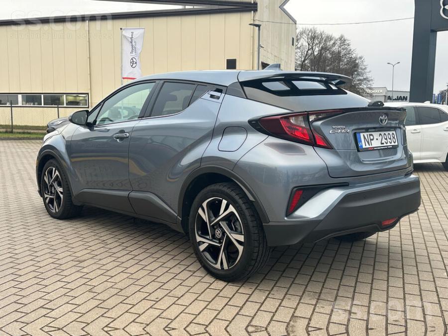 Серый Тойота C-HR 2023 в Лиепая, объемом двигателя 1.80 л и пробегом 50 тыс. км за 23400 €, фото 3 на AUTOMOTO.COM.LV