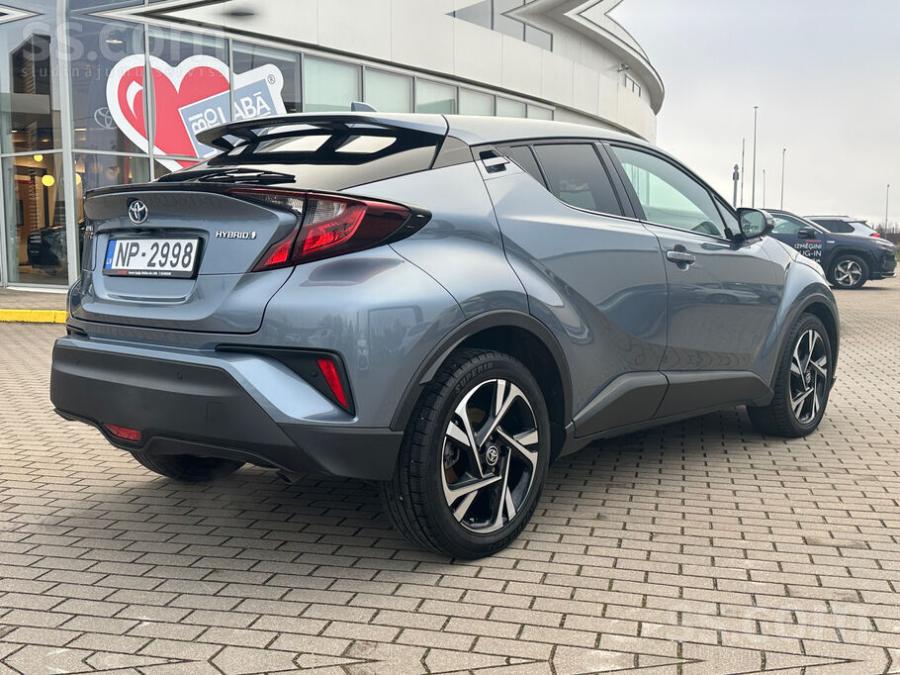 Серый Тойота C-HR 2023 в Лиепая, объемом двигателя 1.80 л и пробегом 50 тыс. км за 23400 €, фото 6 на AUTOMOTO.COM.LV