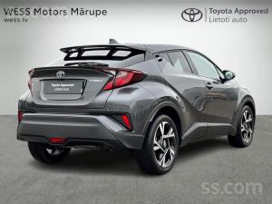 Серый Тойота C-HR 2023 в Рига, объемом двигателя 1.80 л и пробегом 43 тыс. км за 23990 €, фото 3 на AUTOMOTO.COM.LV