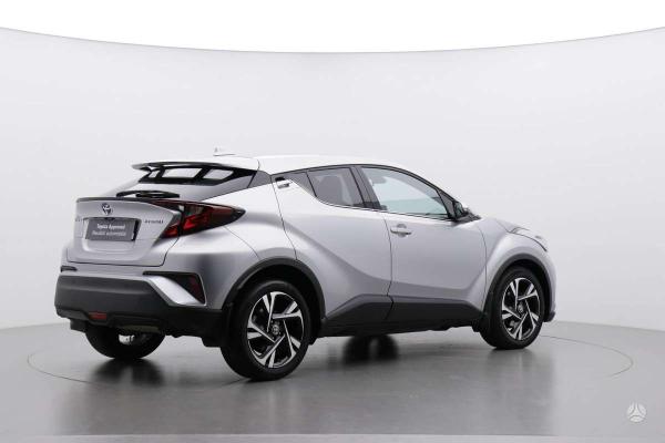 Pelēks Toyota C-HR 2023 Viļņa, ar dzinēja tilpumu 1.80 L un nobraukumu 60 tūkst. km par 22900 €, foto 2 vietnē AUTOMOTO.COM.LV
