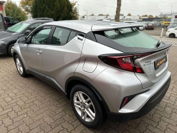 Grey Toyota C-HR 2023 in Kaunas, with an engine capacity of 1.80 L and mileage of 26 thousand km for 25825 €, photo 3 on AUTOMOTO.COM.LV