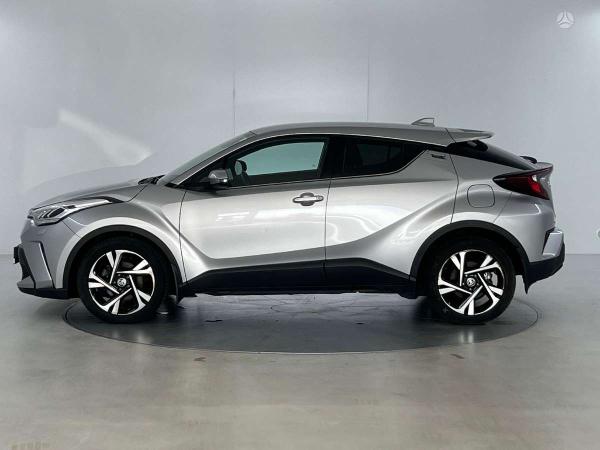 Grey Toyota C-HR 2023 in Vilnius, with an engine capacity of 1.80 L and mileage of 50 thousand km for 23500 €, photo 2 on AUTOMOTO.COM.LV