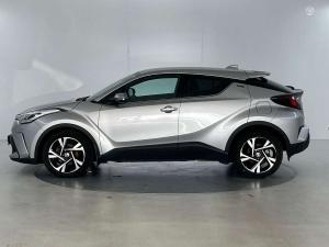 Серый Тойота C-HR 2023 в Вильнюс, объемом двигателя 1.80 л и пробегом 50 тыс. км за 23500 €, фото 2 на AUTOMOTO.COM.LV