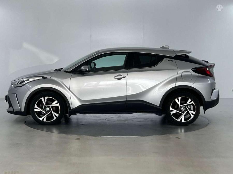 Серый Тойота C-HR 2023 в Вильнюс, объемом двигателя 1.80 л и пробегом 50 тыс. км за 23500 €, фото 2 на AUTOMOTO.COM.LV