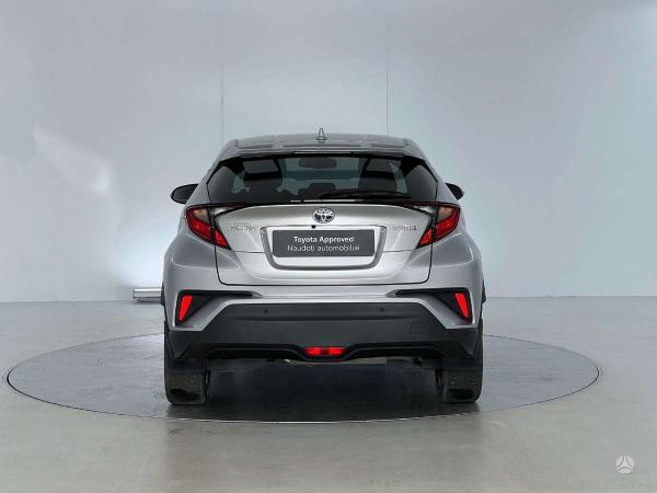 Grey Toyota C-HR 2023 in Vilnius, with an engine capacity of 1.80 L and mileage of 50 thousand km for 23500 €, photo 3 on AUTOMOTO.COM.LV