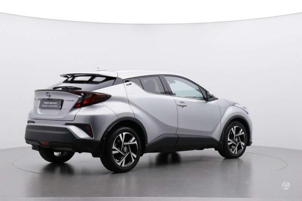 Grey Toyota C-HR 2023 in Vilnius, with an engine capacity of 1.80 L and mileage of 52 thousand km for 22900 €, photo 3 on AUTOMOTO.COM.LV