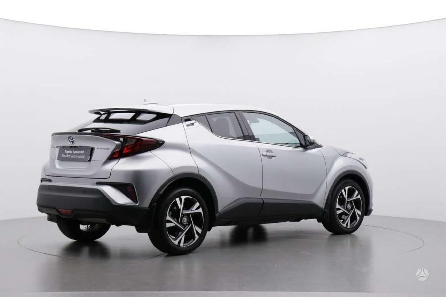 Grey Toyota C-HR 2023 in Vilnius, with an engine capacity of 1.80 L and mileage of 52 thousand km for 22900 €, photo 3 on AUTOMOTO.COM.LV