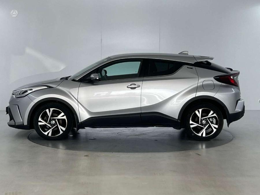 Grey Toyota C-HR 2023 in Vilnius, with an engine capacity of 1.80 L and mileage of 51 thousand km for 22900 €, photo 3 on AUTOMOTO.COM.LV