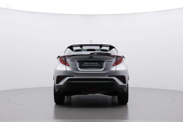 Grey Toyota C-HR 2023 in Vilnius, with an engine capacity of 1.80 L and mileage of 58 thousand km for 22900 €, photo 5 on AUTOMOTO.COM.LV