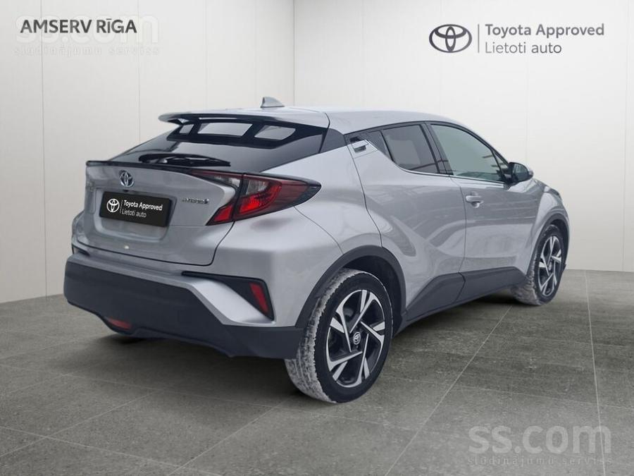 Pelēks Toyota C-HR 2023 Rīga, ar dzinēja tilpumu 1.80 L un nobraukumu 50 tūkst. km par 22900 €, foto 2 vietnē AUTOMOTO.COM.LV