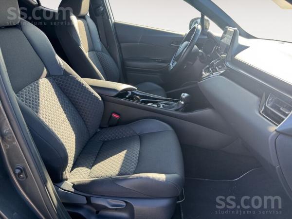 Pelēks Toyota C-HR 2023 Rīga, ar dzinēja tilpumu 1.80 L un nobraukumu 49 tūkst. km par 22900 €, foto 6 vietnē AUTOMOTO.COM.LV