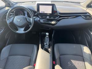 Pelēks Toyota C-HR 2023 Rīga, ar dzinēja tilpumu 1.80 L un nobraukumu 49 tūkst. km par 22900 €, foto 9 vietnē AUTOMOTO.COM.LV