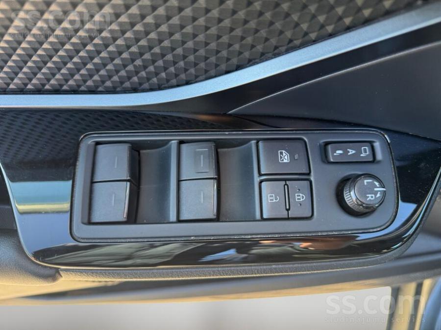 Pelēks Toyota C-HR 2023 Rīga, ar dzinēja tilpumu 1.80 L un nobraukumu 49 tūkst. km par 22900 €, foto 13 vietnē AUTOMOTO.COM.LV